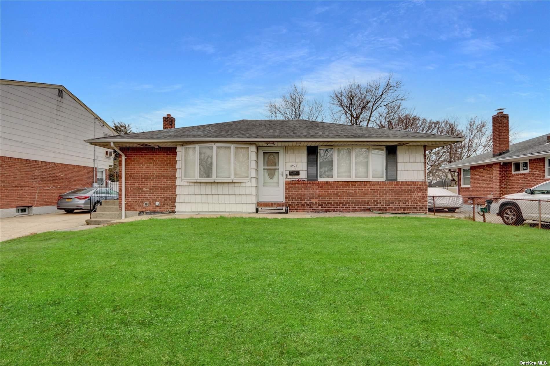 Single Family Residence, Ranch - Levittown, NY