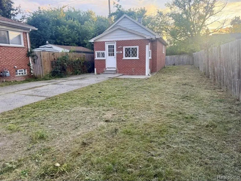 6893 Plainview Avenue, Detroit, MI 48228 | MLS: 26003442 | Land.com